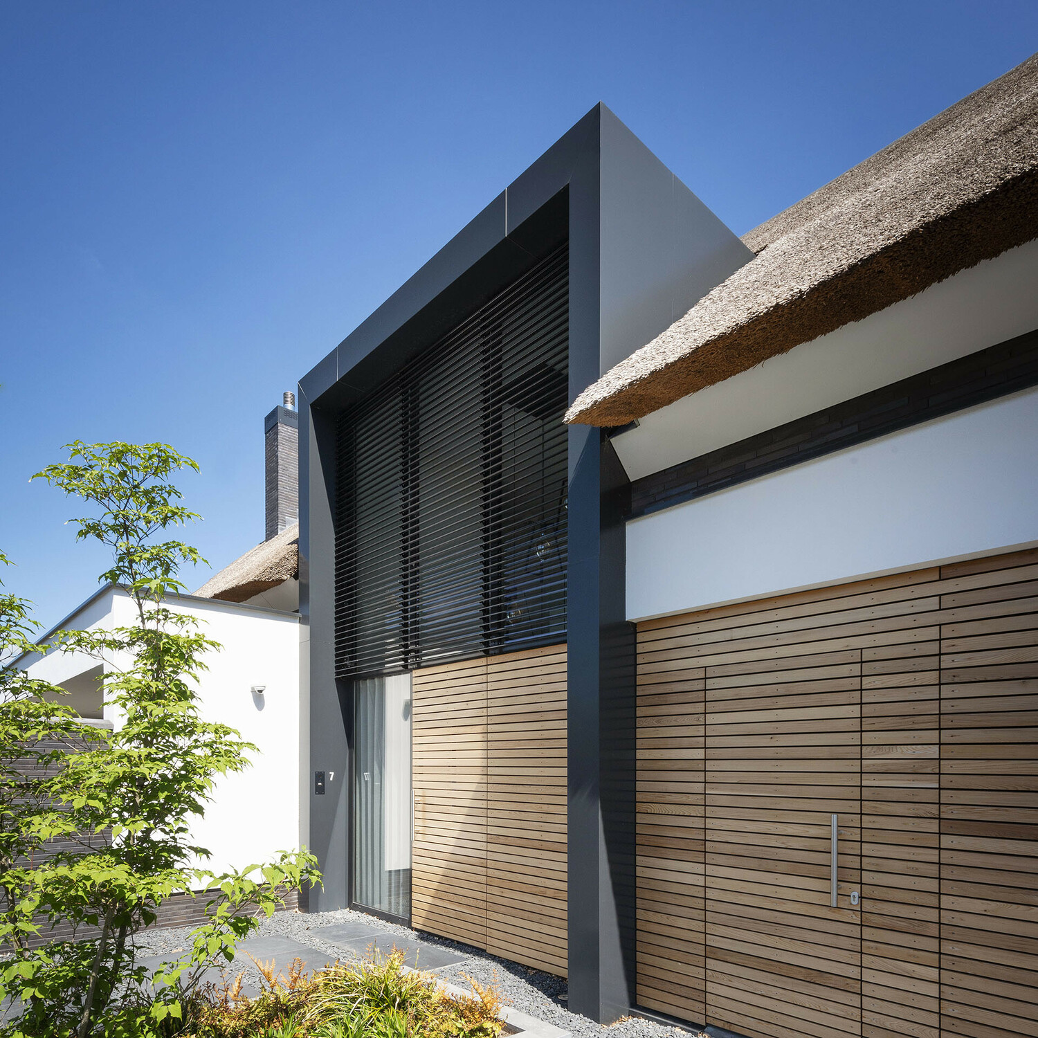 Geveluitbouw - voorbeelden van een risaliet | SUNSHIELD Unieke Louvers