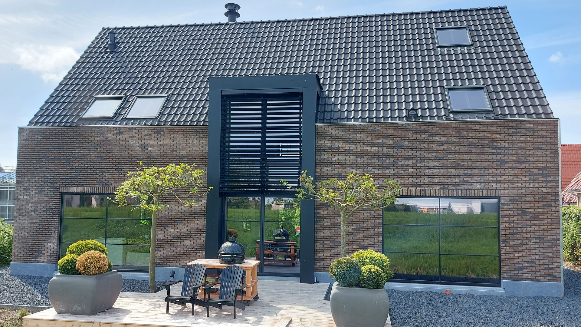 Facade protrusions - a few examples of risalites | Sunshield Unique Louvers